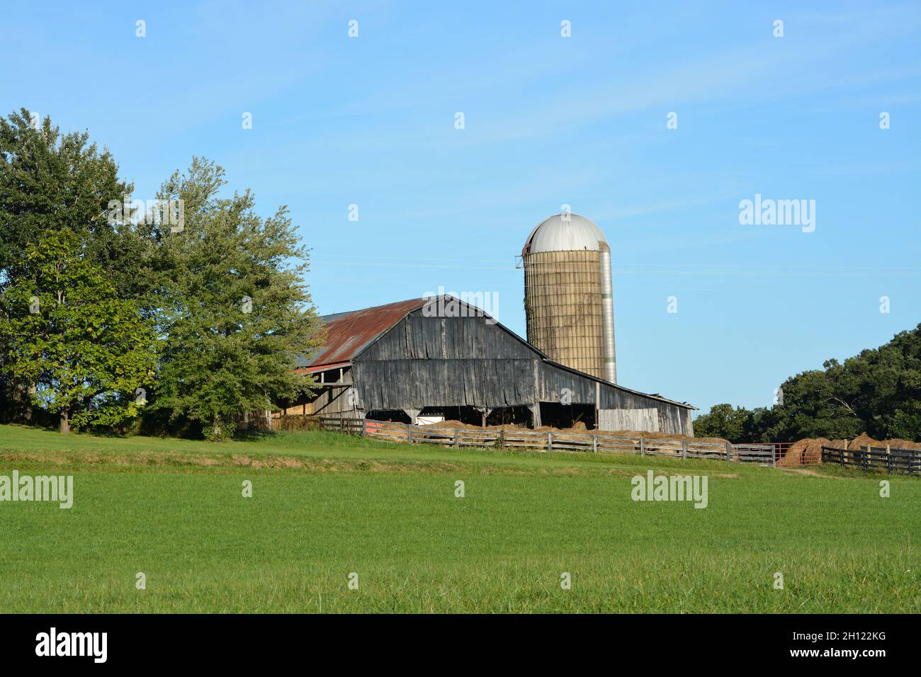 An aged barn and grain silo in the countryside of Kentucky Stock Photo ...