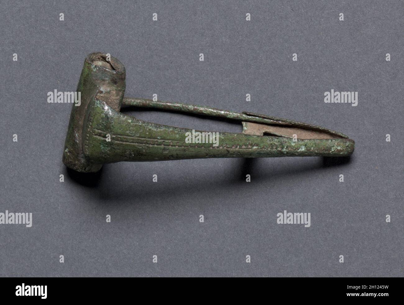 Bronze bow fibula hi-res stock photography and images - Alamy