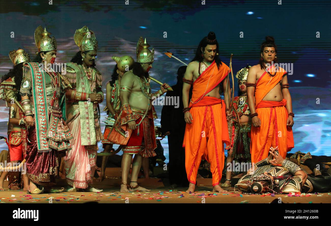 New Delhi, India. 15th Oct, 2021. An artists enact Ravana Vadh in a ...
