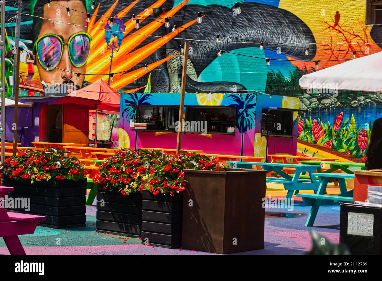 Colorful restaurants back in front of the murals to set off a party ...