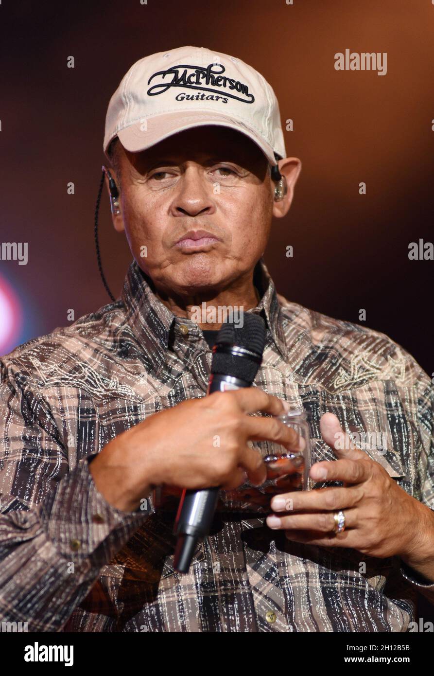 Hiawassee, GA, USA. 15th Oct, 2021. Neal McCoy on stage for Neal McCoy ...