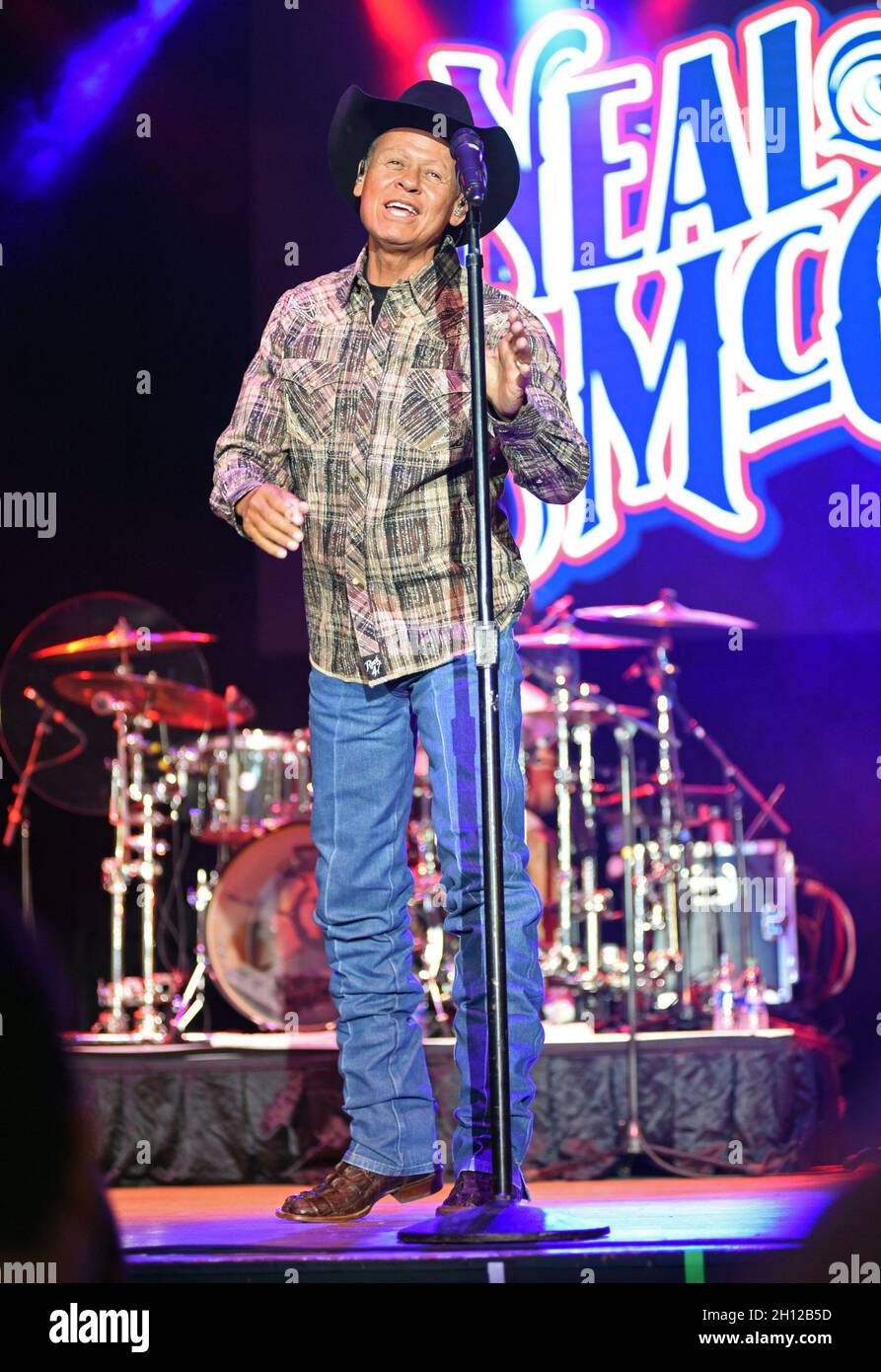 Hiawassee, GA, USA. 15th Oct, 2021. Neal McCoy on stage for Neal McCoy ...