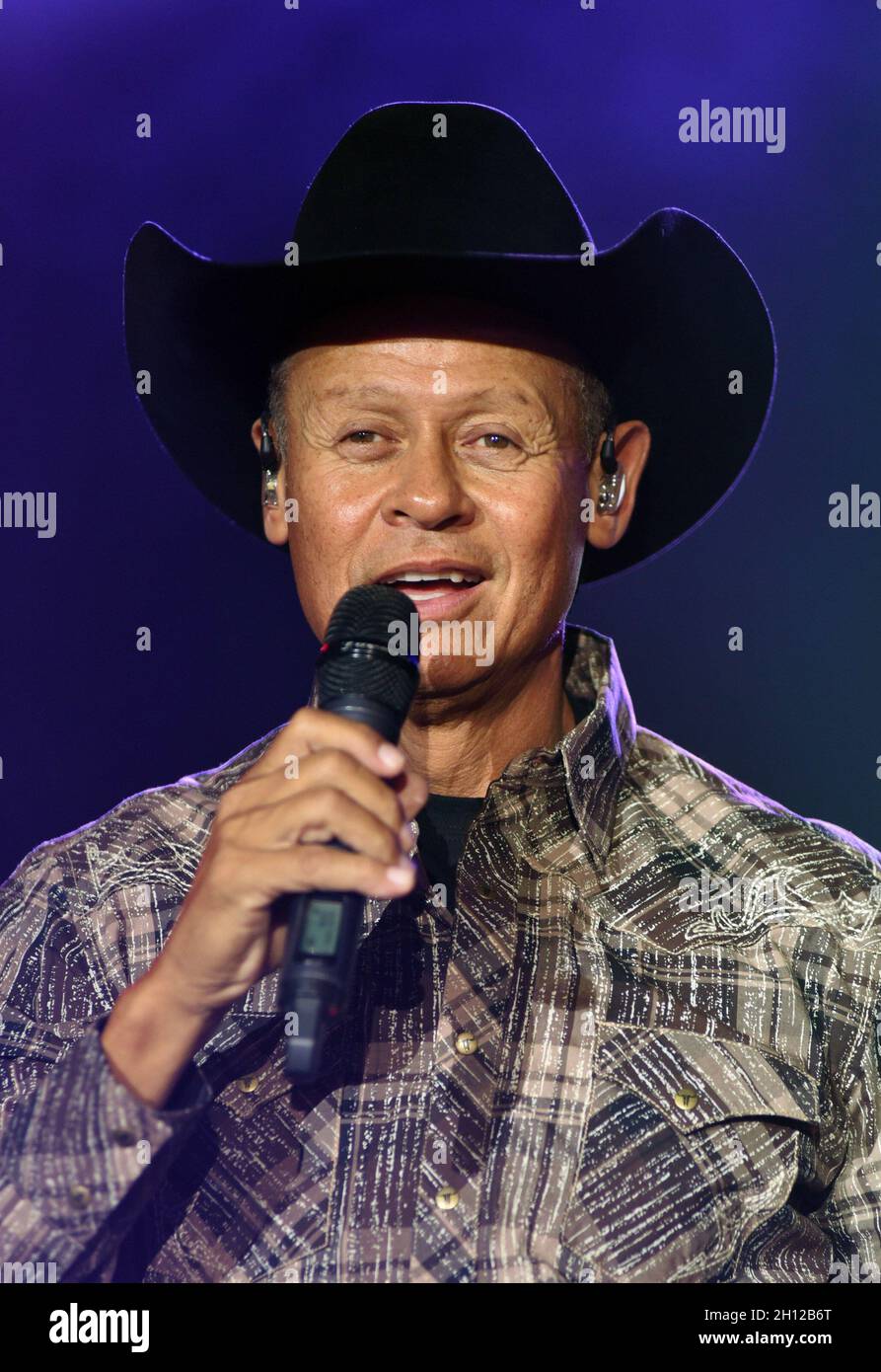 Hiawassee, GA, USA. 15th Oct, 2021. Neal McCoy on stage for Neal McCoy ...