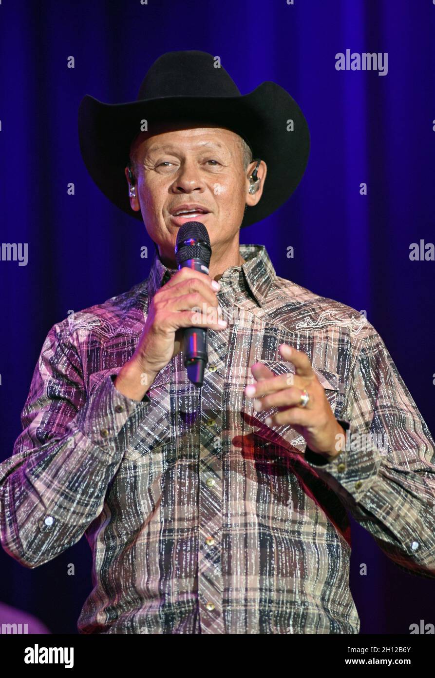 Hiawassee, GA, USA. 15th Oct, 2021. Neal McCoy on stage for Neal McCoy ...