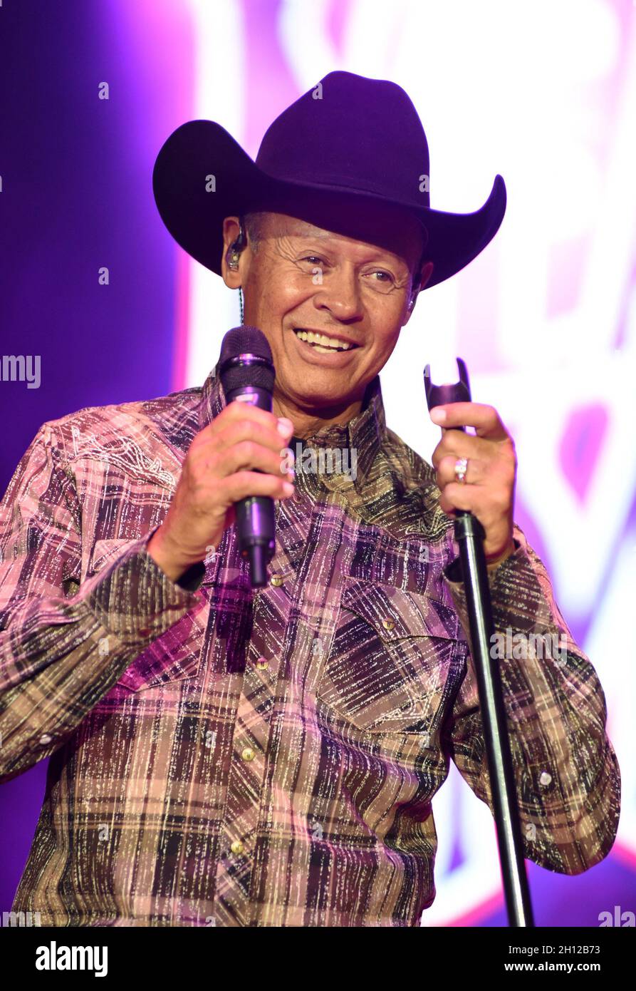 Hiawassee, GA, USA. 15th Oct, 2021. Neal McCoy on stage for Neal McCoy ...