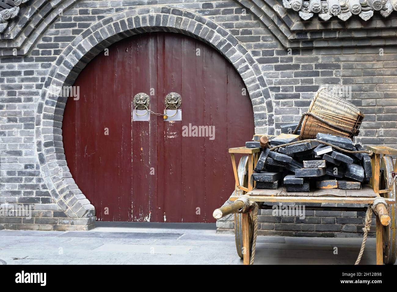 Chariot bronze door hi-res stock photography and images - Alamy