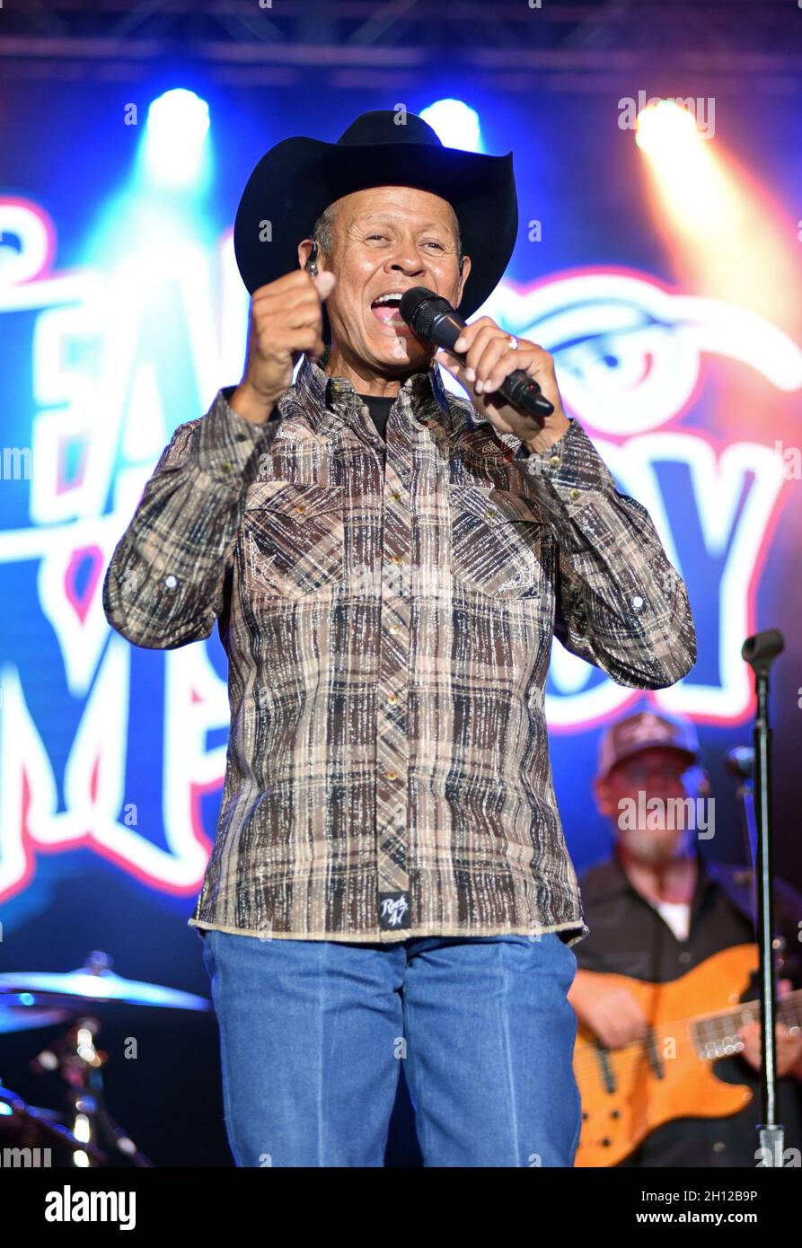 Hiawassee, GA, USA. 15th Oct, 2021. Neal McCoy on stage for Neal McCoy ...