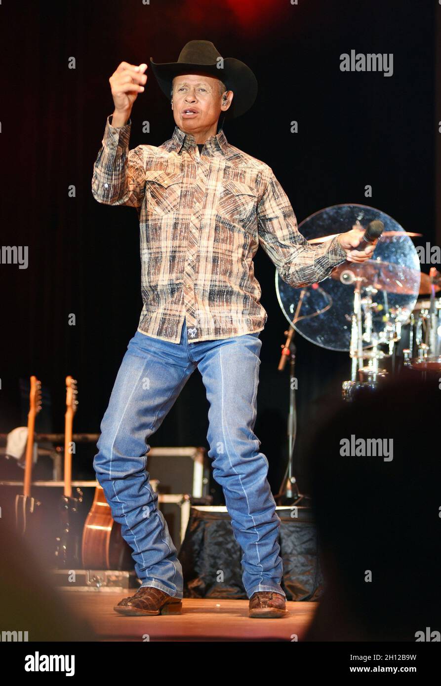 Hiawassee, GA, USA. 15th Oct, 2021. Neal McCoy on stage for Neal McCoy ...