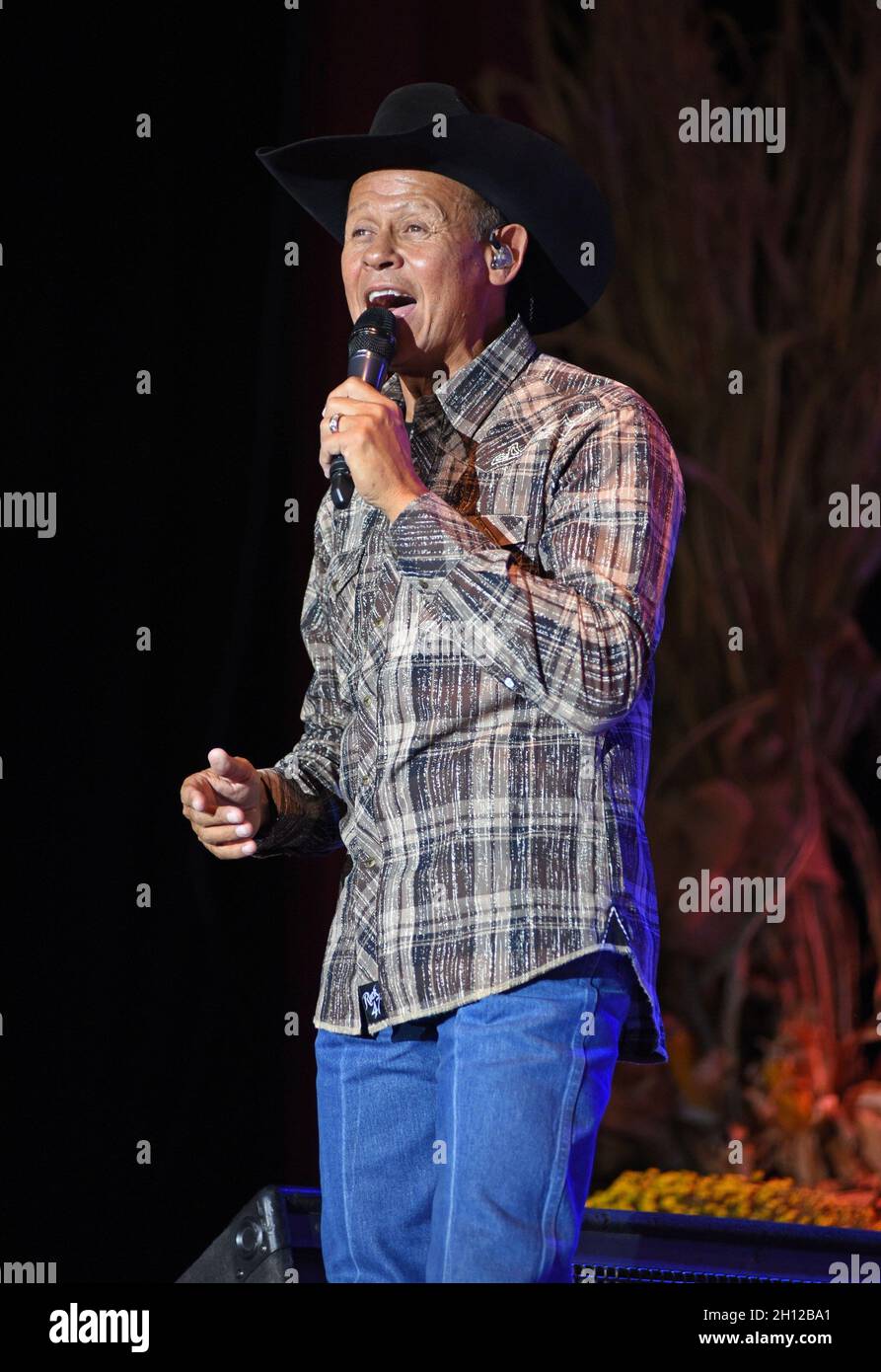 Hiawassee, GA, USA. 15th Oct, 2021. Neal McCoy on stage for Neal McCoy ...