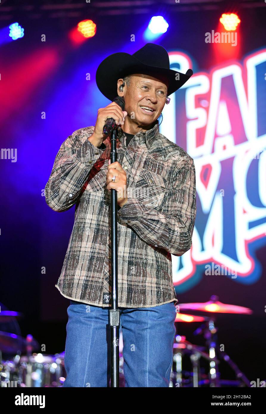 Hiawassee, GA, USA. 15th Oct, 2021. Neal McCoy on stage for Neal McCoy ...