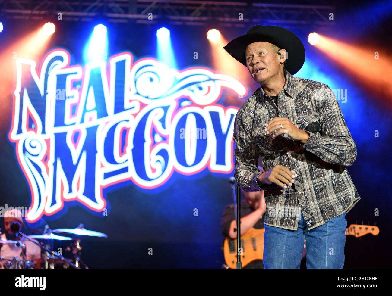 Hiawassee, GA, USA. 15th Oct, 2021. Neal McCoy on stage for Neal McCoy ...
