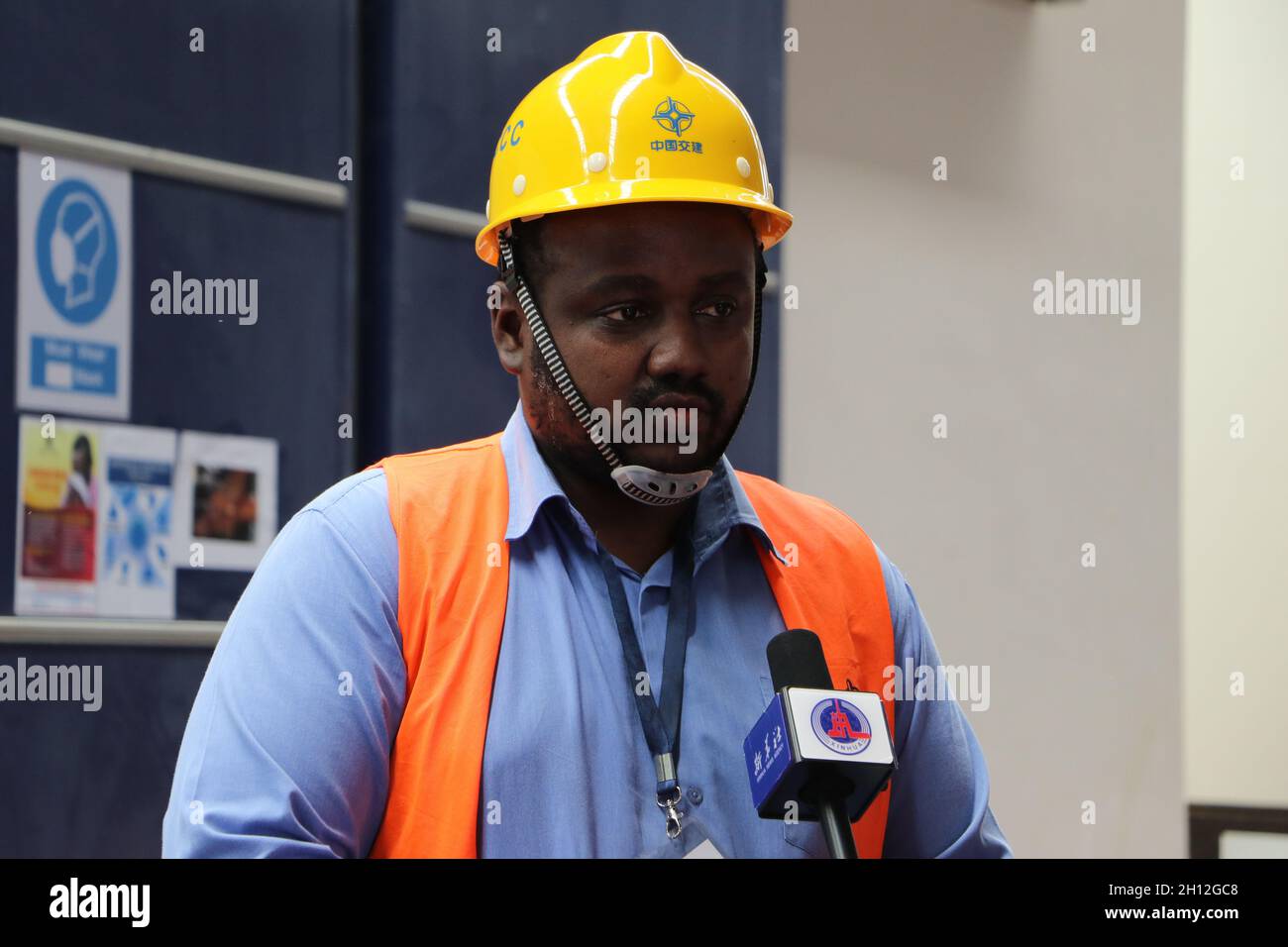 (211015) -- ENTEBBE (UGANDA), Oct. 15, 2021 (Xinhua) -- Mugisha Moses ...