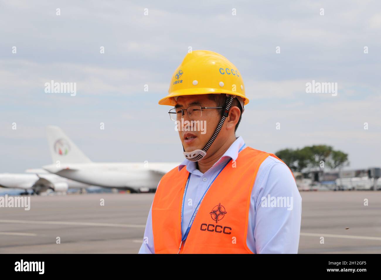 (211015) -- ENTEBBE (UGANDA), Oct. 15, 2021 (Xinhua) -- Li Qinpu, a ...