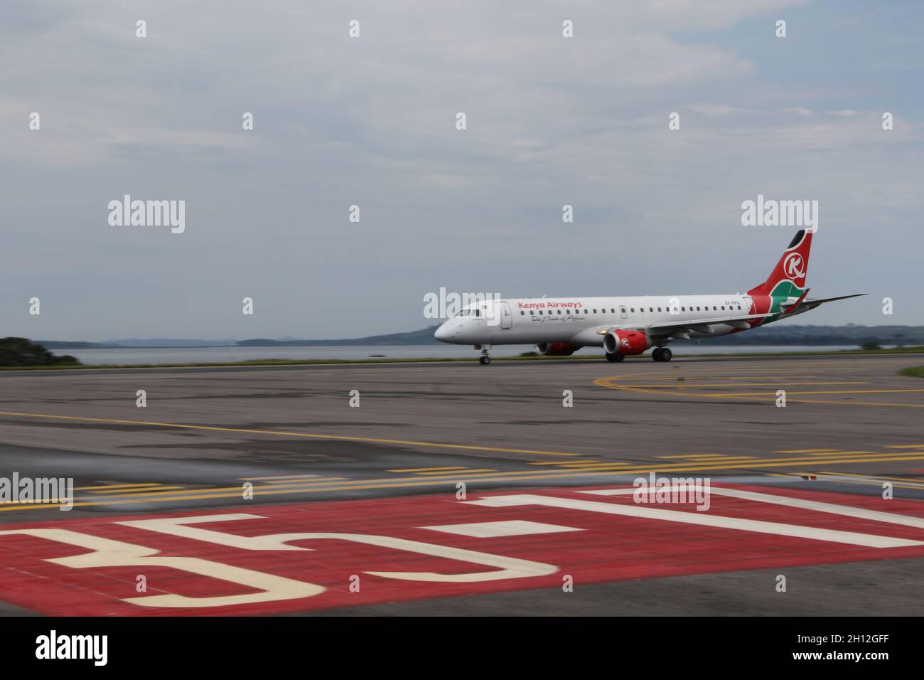 (211015) -- ENTEBBE (UGANDA), Oct. 15, 2021 (Xinhua) -- A Kenya Airways ...