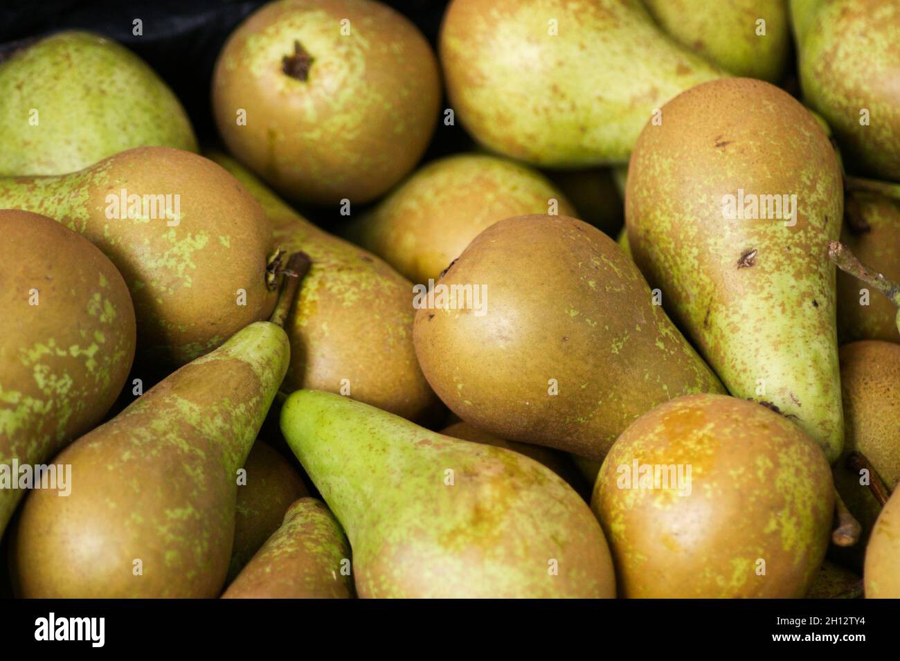 Heap of fresh pears in the market Stock Photo - Alamy