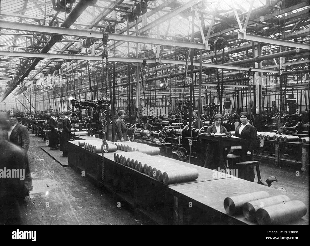 Gear planers in a factory in Sunderland during WW1 Stock Photo - Alamy