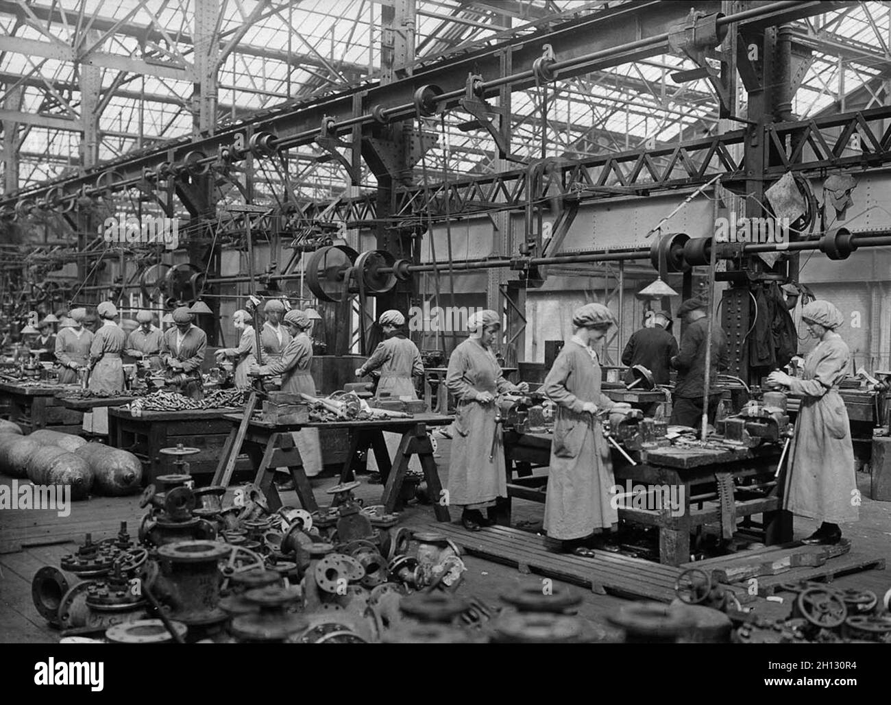 Women making brass fitting in a factory during WW1 Stock Photo - Alamy