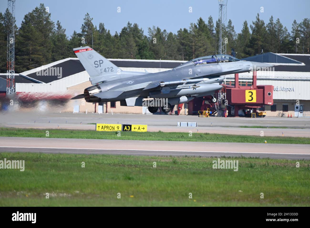 A U.S. Air Force F-16 Fighting Falcon from the 480th Fighter Squadron ...