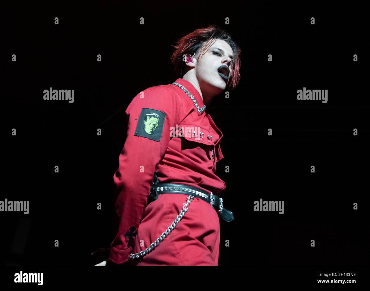Yungblud performing hi-res stock photography and images - Alamy