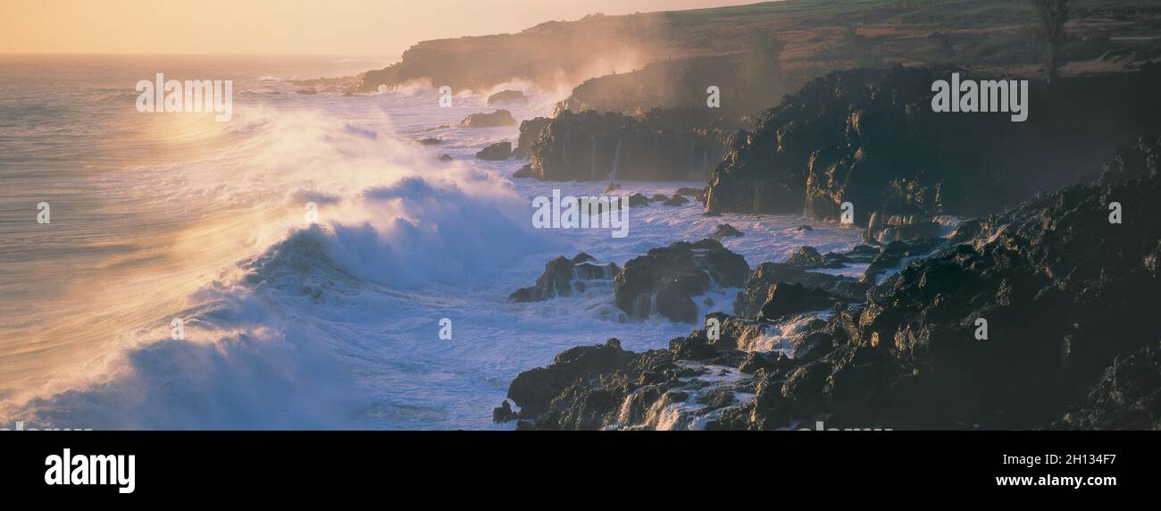 FRANCE. REUNION ISLAND, WINTER SWELL ON THE SOUTH WEST COASTLINE Stock ...