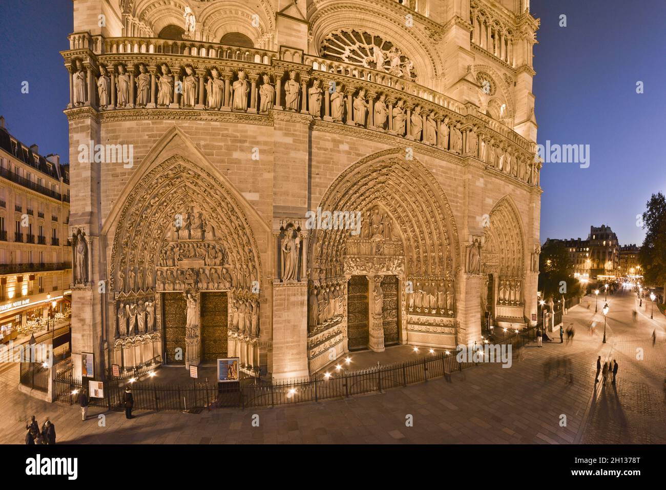 FRANCE. PARIS (75) NOTRE-DAME CATHEDRAL. THE WEST FACADE AT DUSK. THE ...
