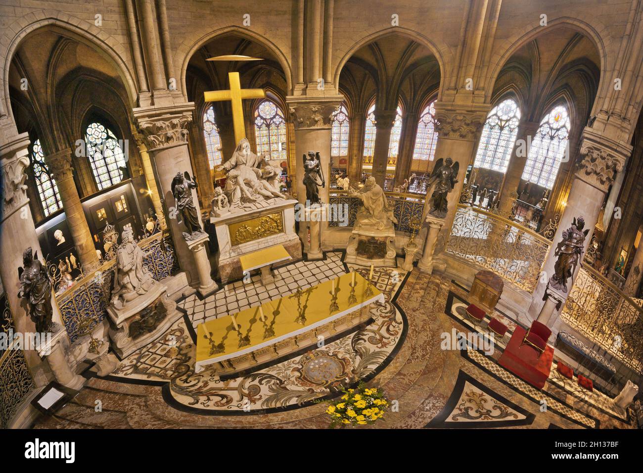 FRANCE. PARIS (75) NOTRE-DAME CATHEDRAL. THE APSE VIEWED FROM THE CHOIR ...