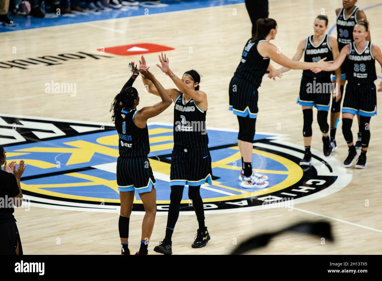 Basketball players high five hi-res stock photography and images - Alamy