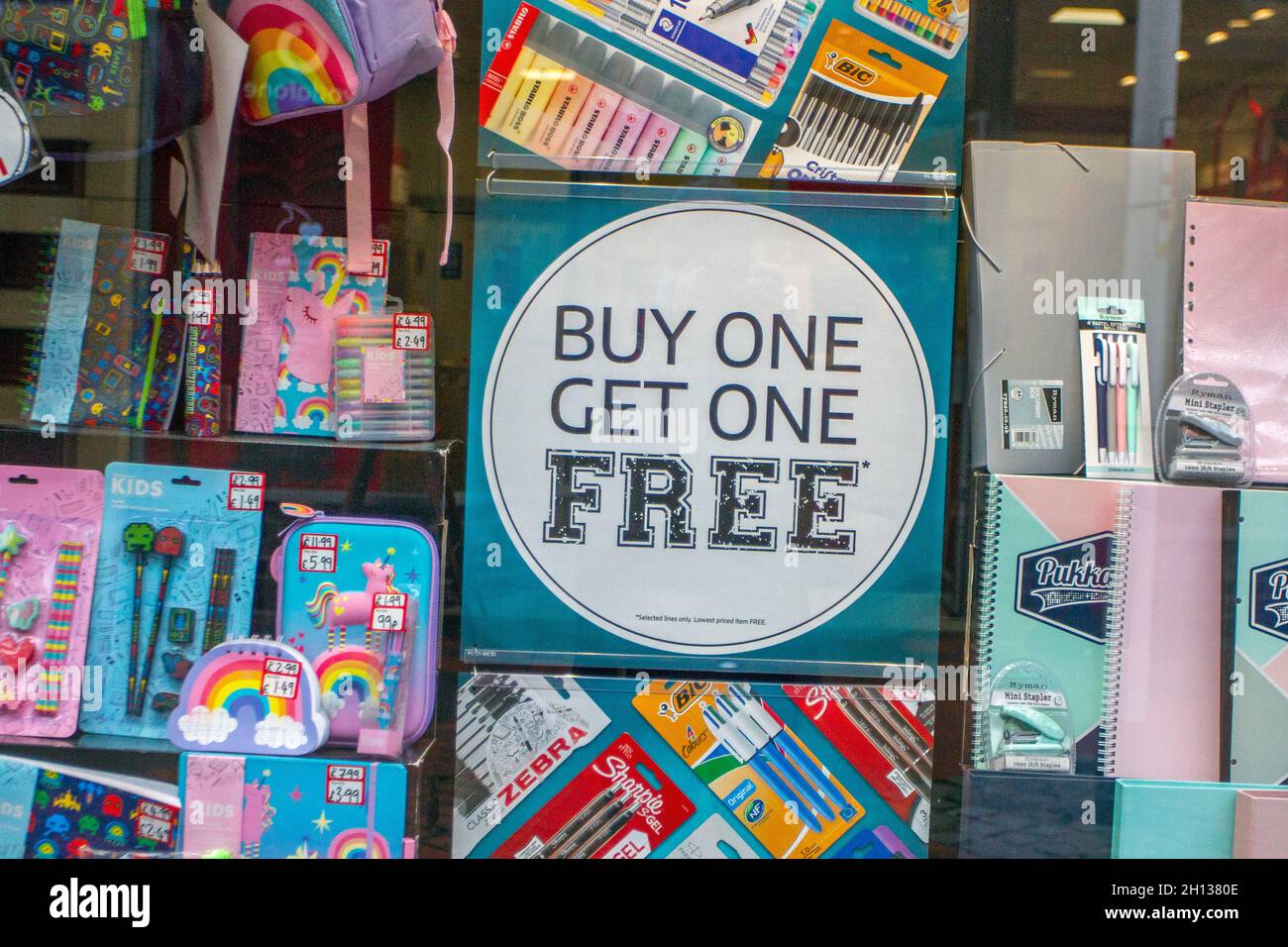 Self service stationery shop hi-res stock photography and images - Alamy