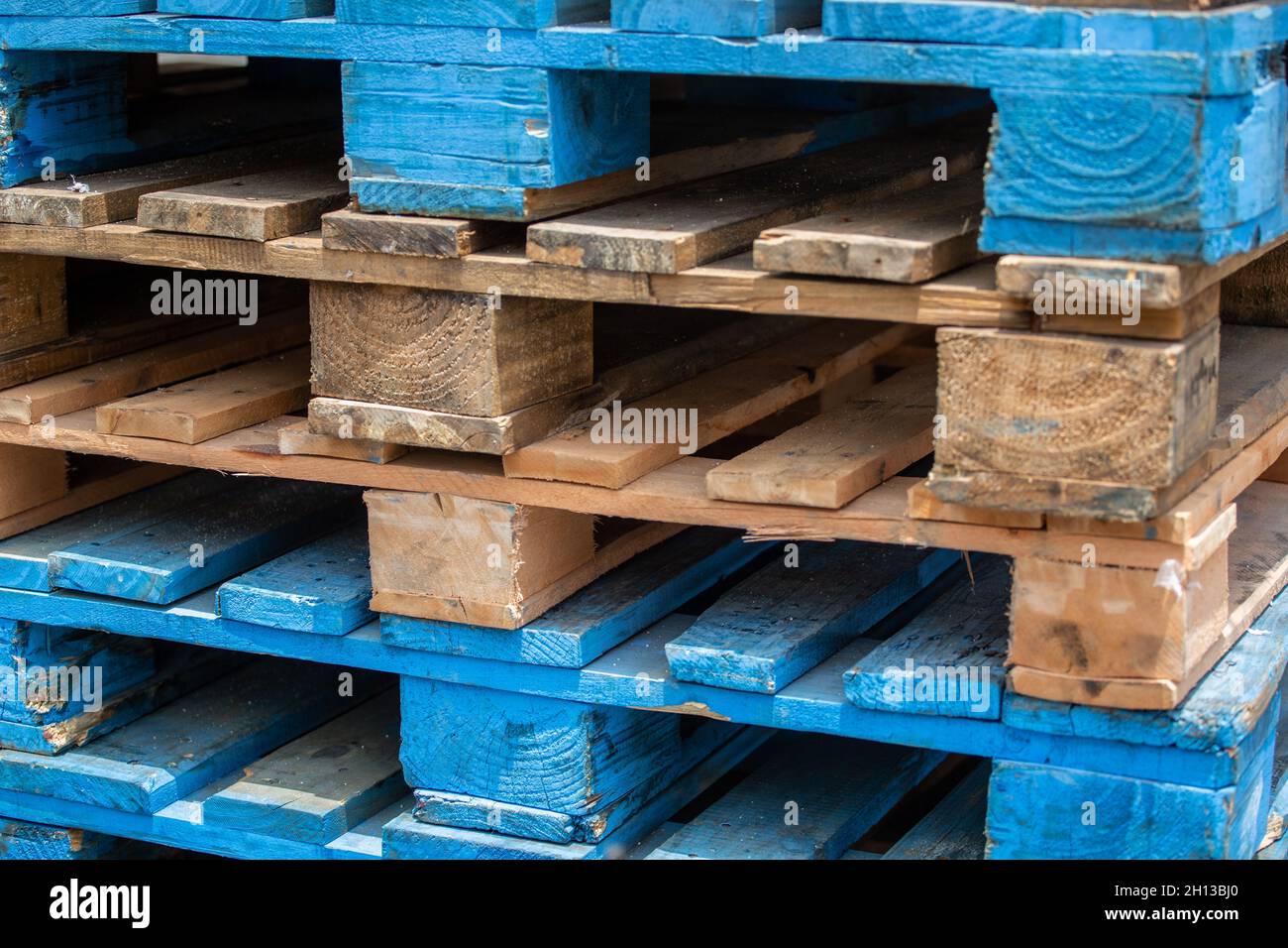 Row of wooden pallets arranged on one another Stock Photo - Alamy