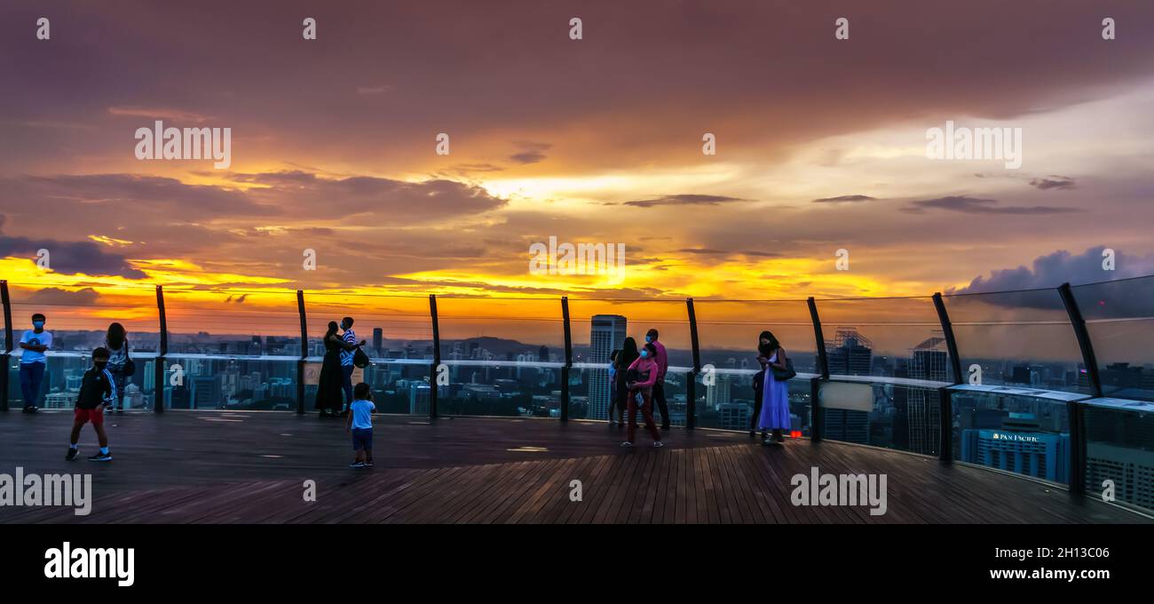 Beautiful sunset at Marina Bay Sands SkyPark Observation Deck Stock ...