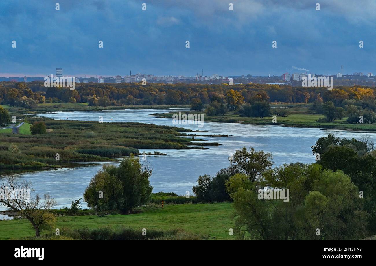 Lebus, Germany. 15th Oct, 2021. Dark rain clouds drift over the German ...