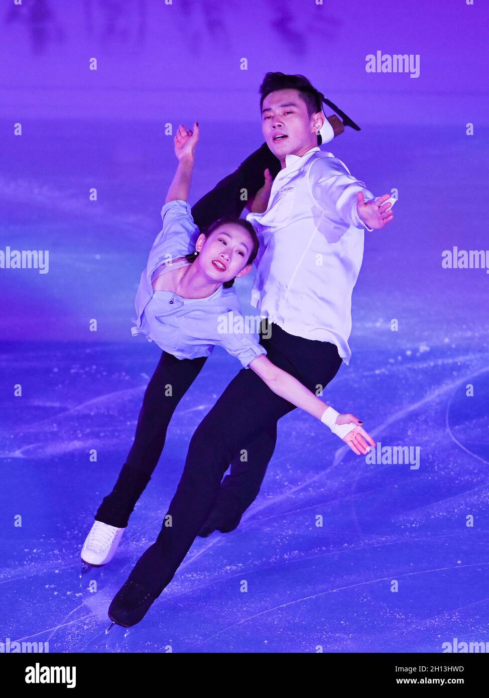 Beijing, China. 16th Oct, 2021. Peng Cheng (L)/Jin Yang of China ...