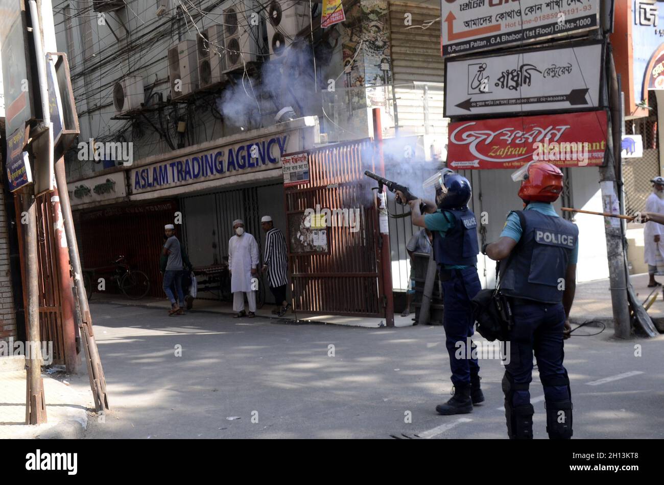 Bangladesh police riot hi-res stock photography and images - Alamy