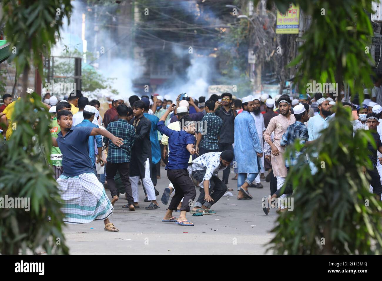 Non Exclusive: DHAKA CITY, BANGLADESH, OCTOBER 15 : The demonstrators ...