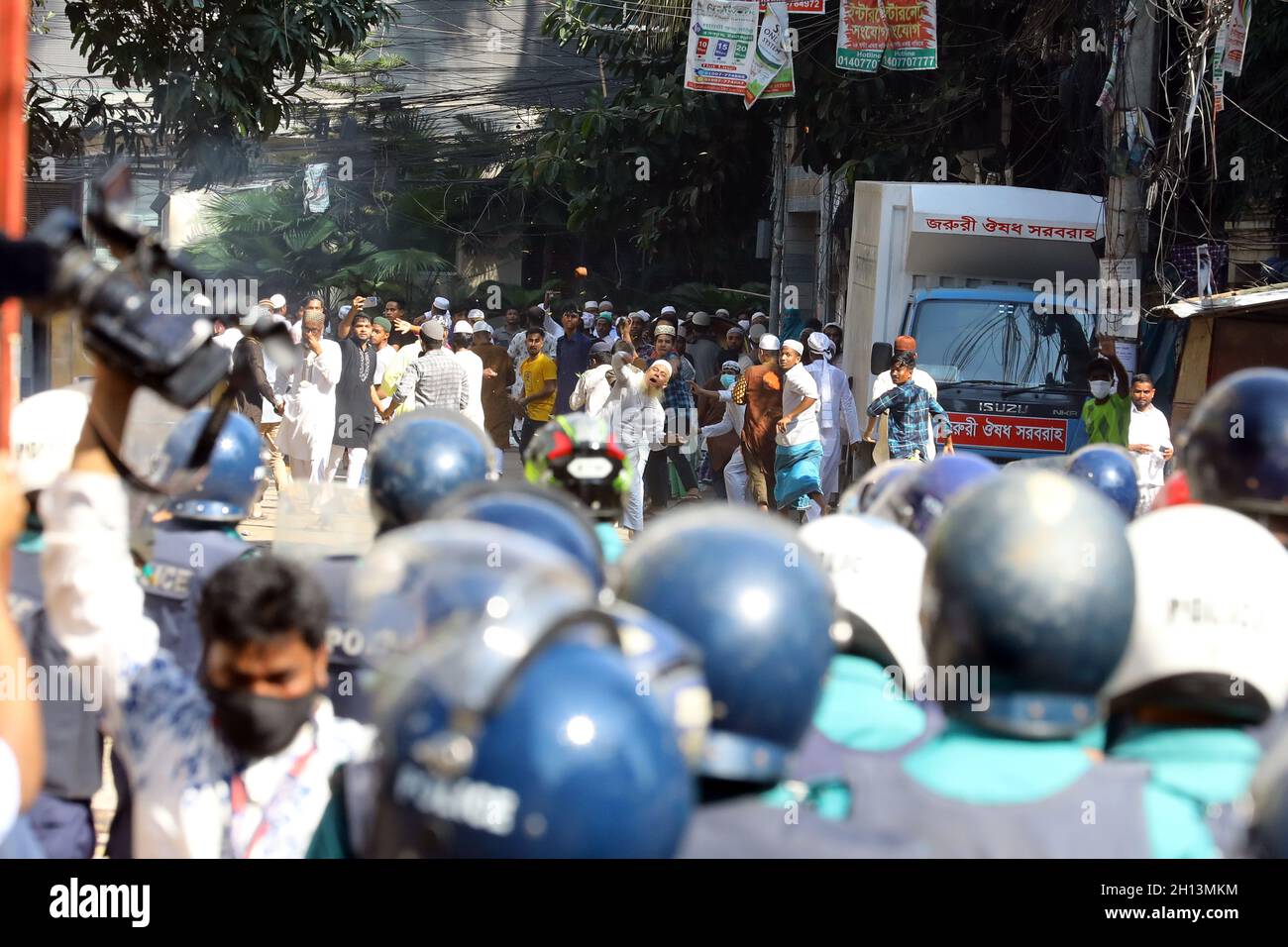 Hindu muslim riot hi-res stock photography and images - Alamy