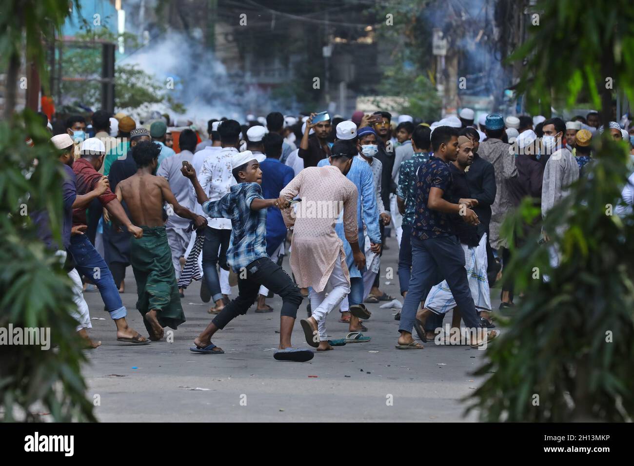 Non Exclusive: DHAKA CITY, BANGLADESH, OCTOBER 15 : The demonstrators ...