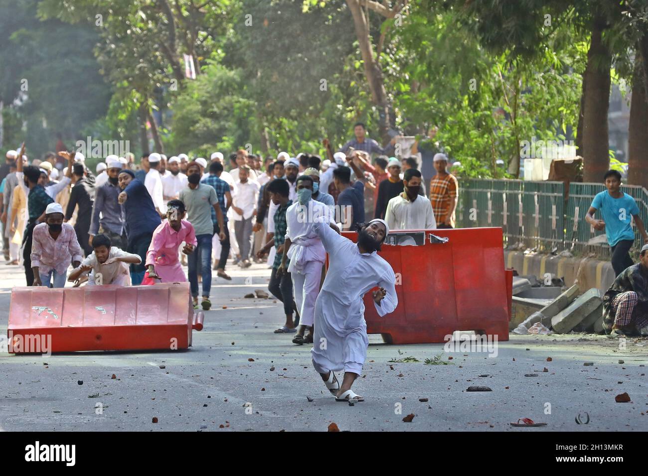 Non Exclusive: DHAKA CITY, BANGLADESH, OCTOBER 15 : The demonstrators ...