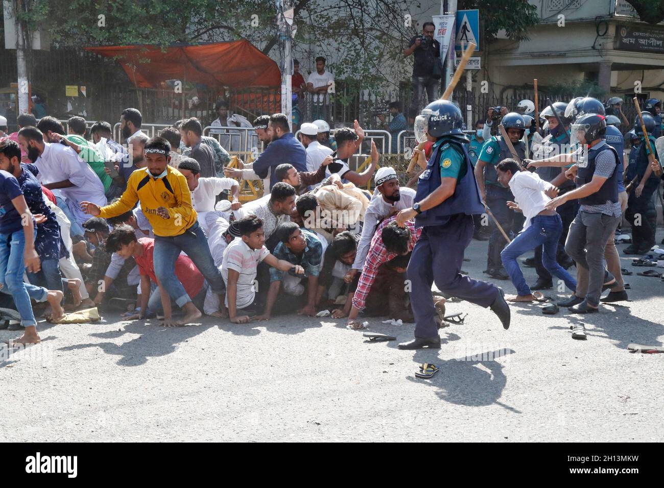 Non Exclusive: DHAKA CITY, BANGLADESH, OCTOBER 15 : The demonstrators ...