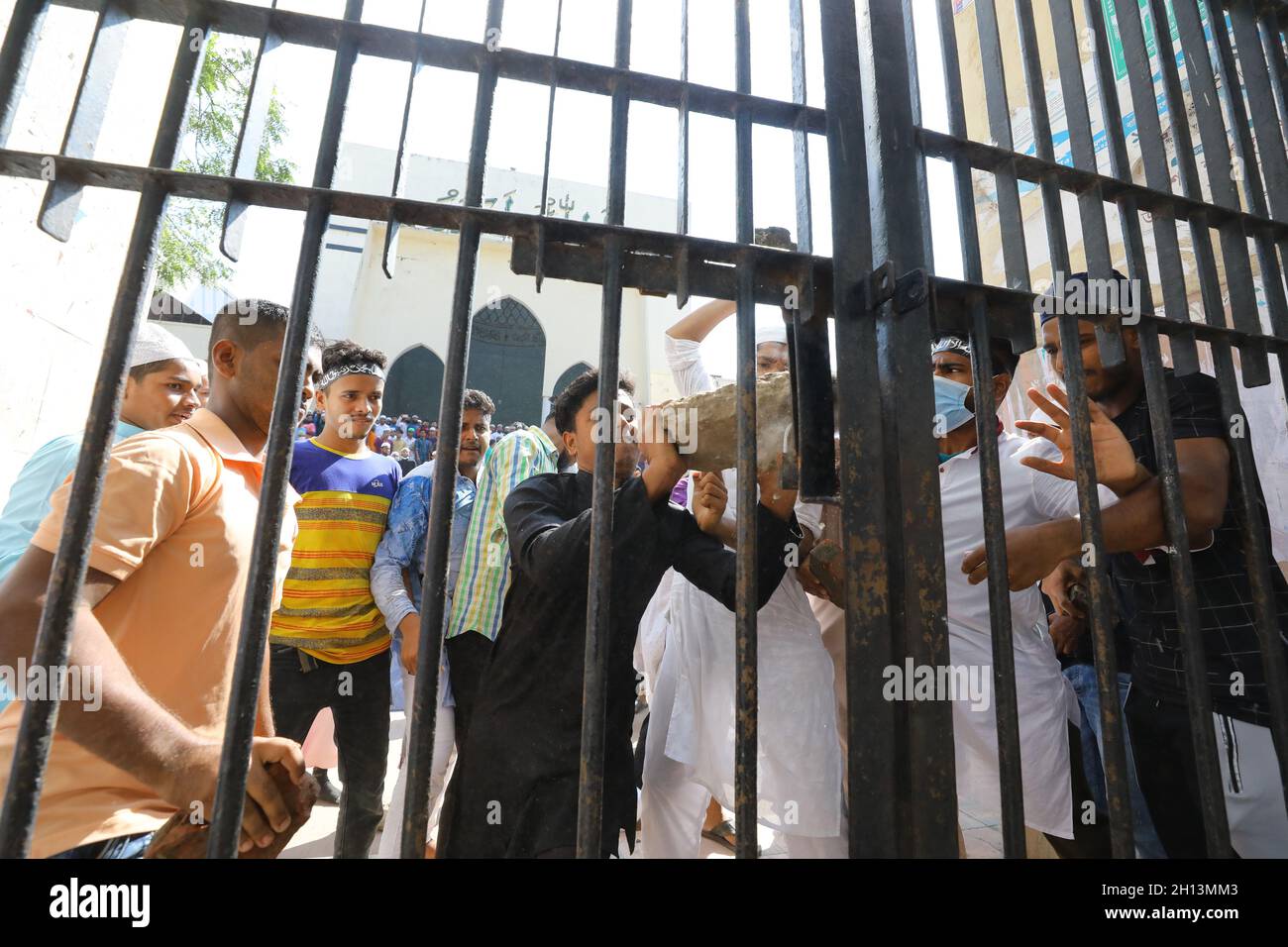 Non Exclusive: DHAKA CITY, BANGLADESH, OCTOBER 15 : The demonstrators ...