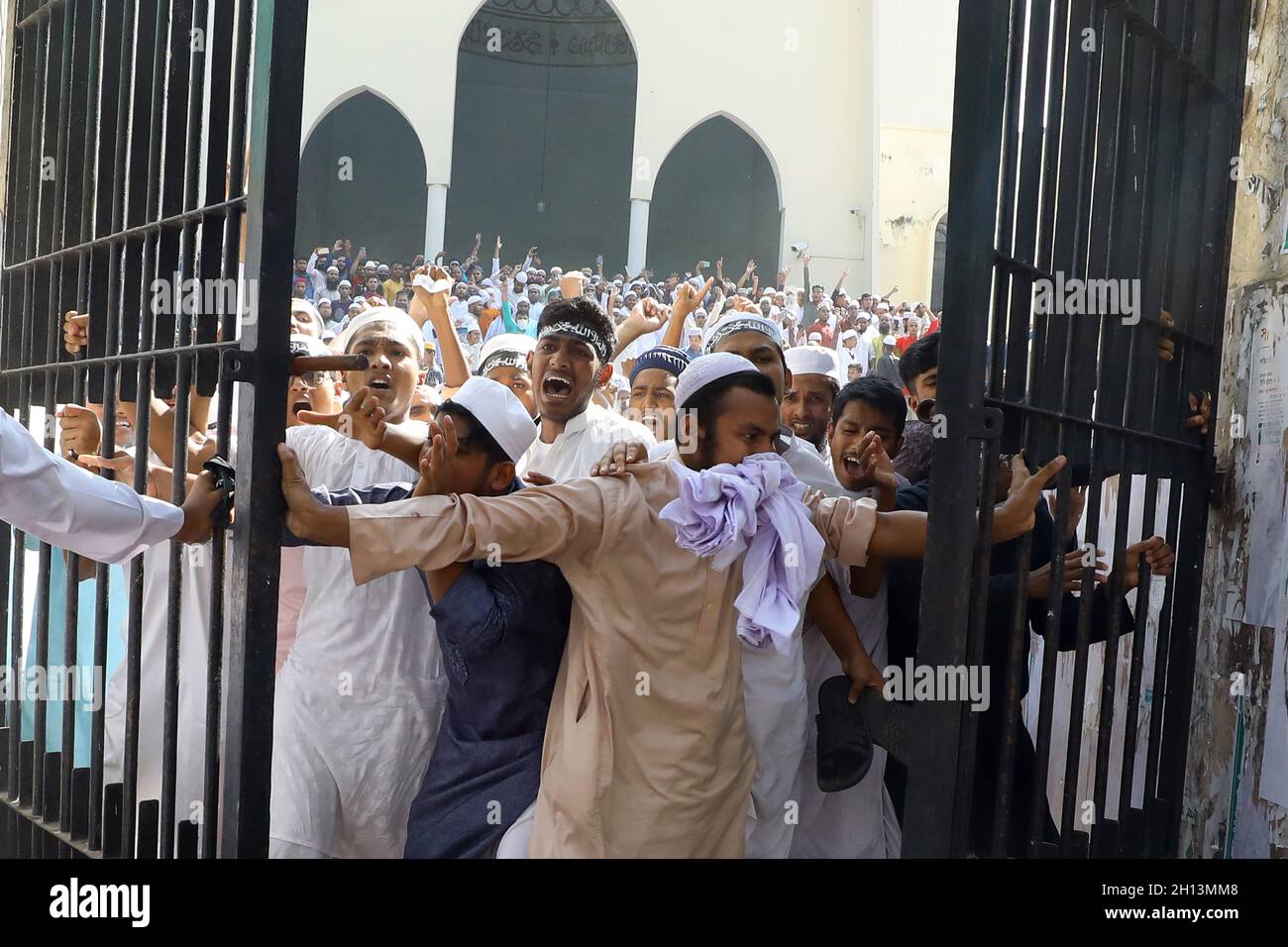 Non Exclusive: DHAKA CITY, BANGLADESH, OCTOBER 15 : The demonstrators ...