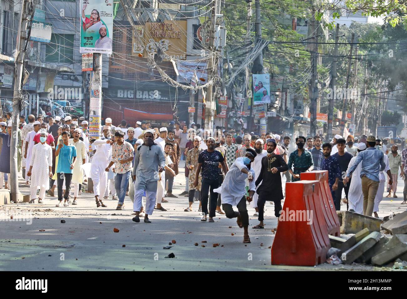 Non Exclusive: DHAKA CITY, BANGLADESH, OCTOBER 15 : The demonstrators ...