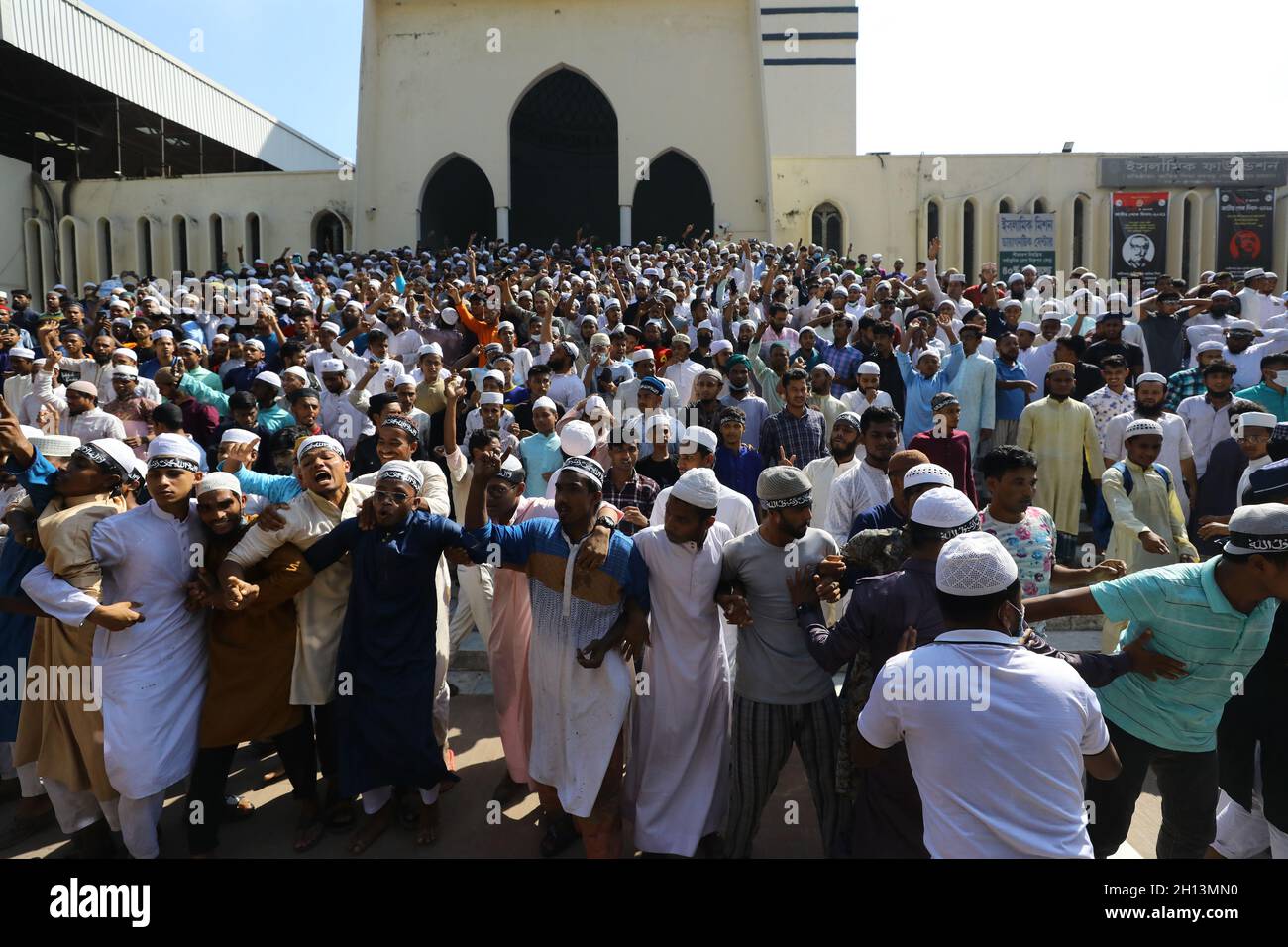 Non Exclusive: DHAKA CITY, BANGLADESH, OCTOBER 15 : The demonstrators ...