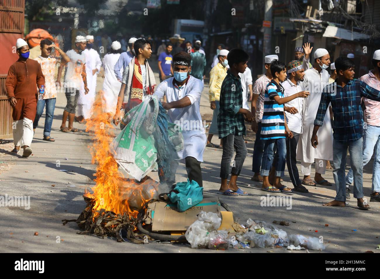 Non Exclusive: DHAKA CITY, BANGLADESH, OCTOBER 15 : The demonstrators ...