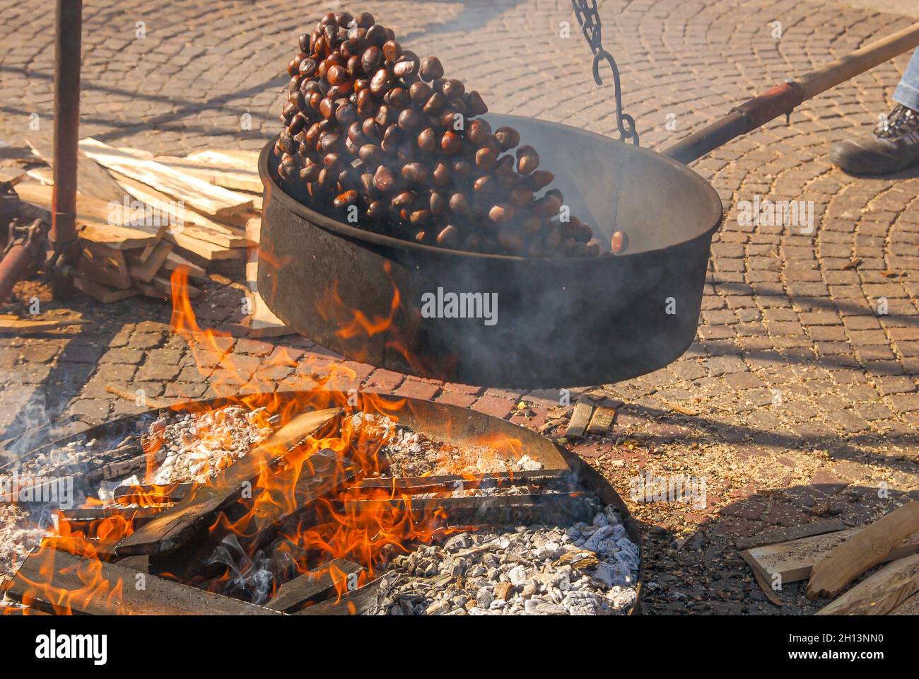 Roasted Chesnut, italian Caldarroste, jump on the flames at the Marrone ...