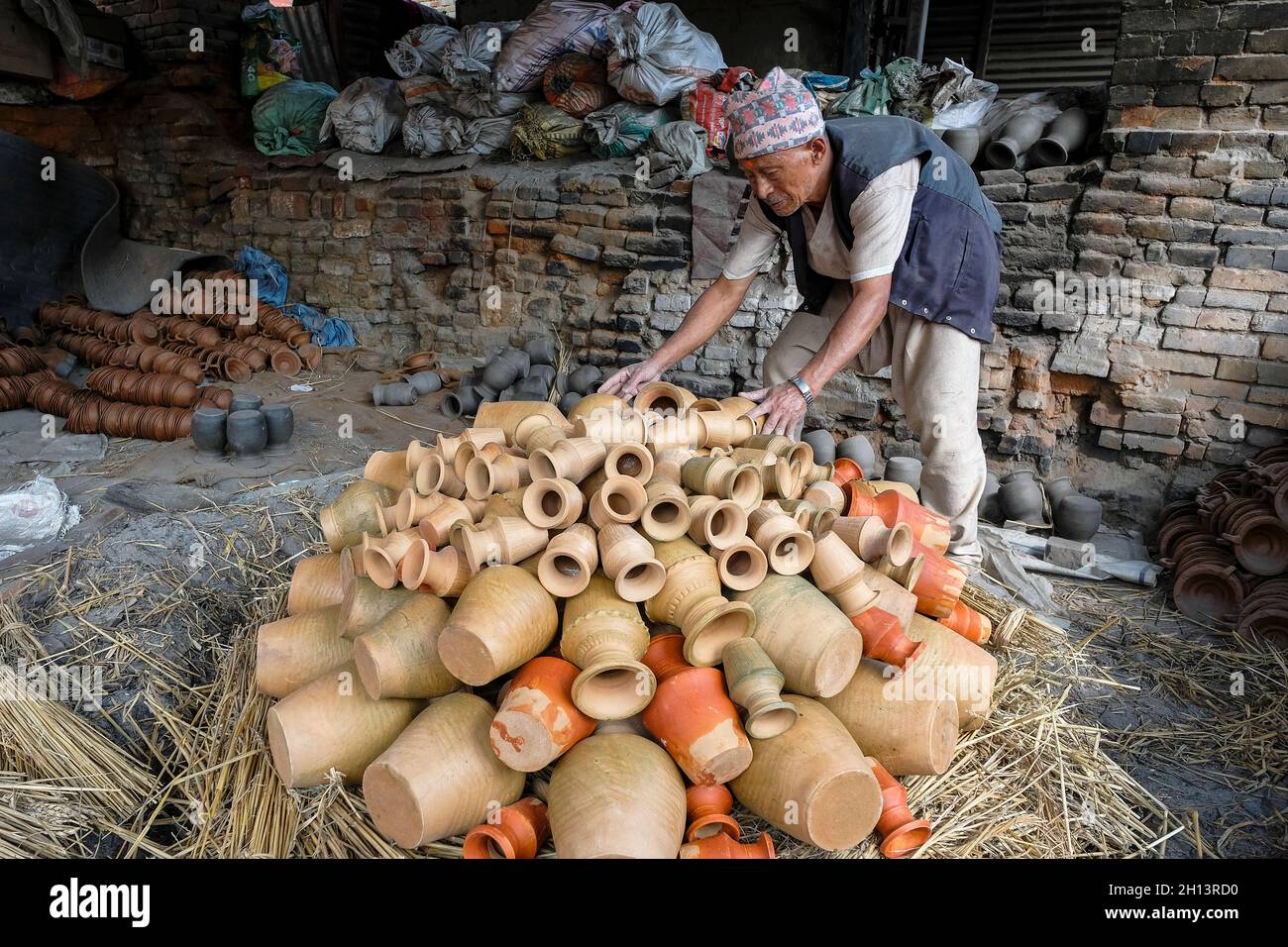Travel pottery nepal hi-res stock photography and images - Alamy