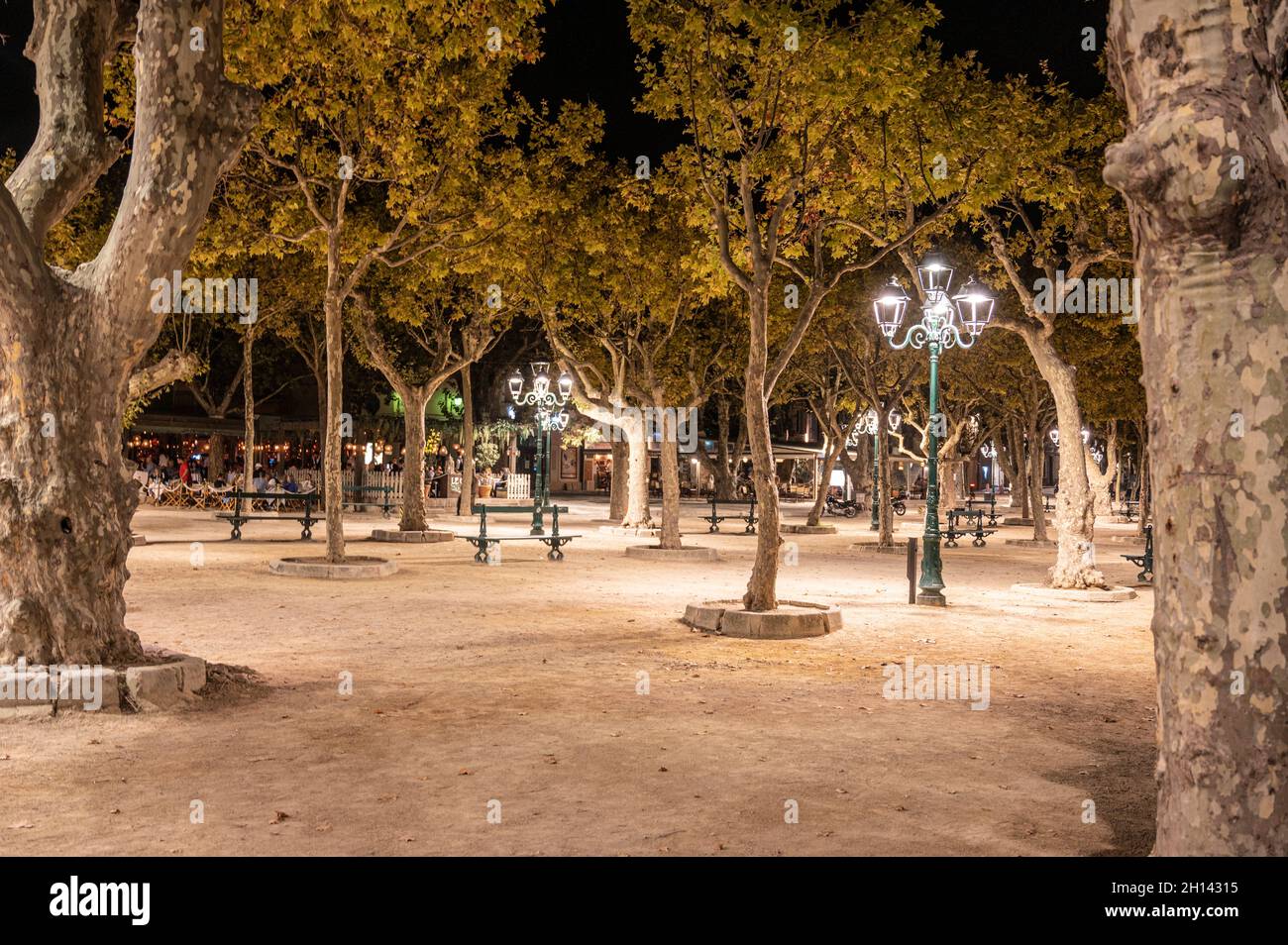 Place des lices saint tropez hi-res stock photography and images - Alamy