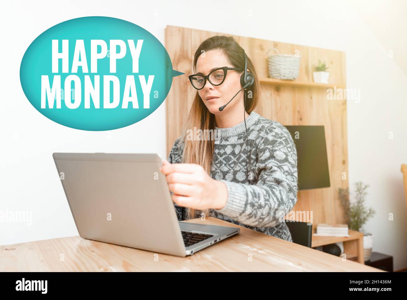 Callcenter desktop hi-res stock photography and images - Alamy