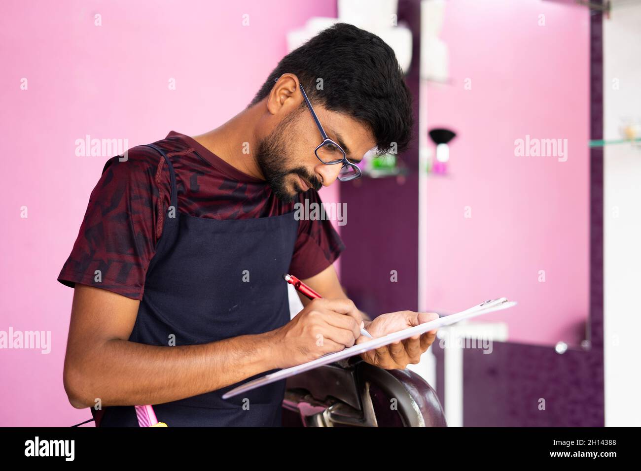 Indian businessman signing document hi-res stock photography and images ...