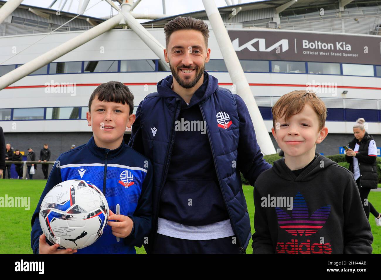 Young Bolton fans meet Josh Sheehan of Bolton Wanderers Stock Photo - Alamy