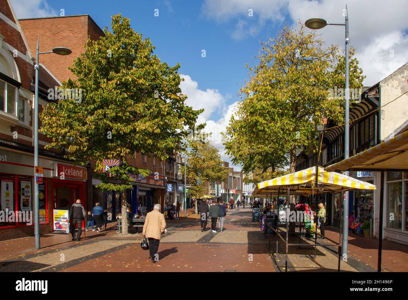 Pedestrian bridge for shoppers hi-res stock photography and images - Alamy